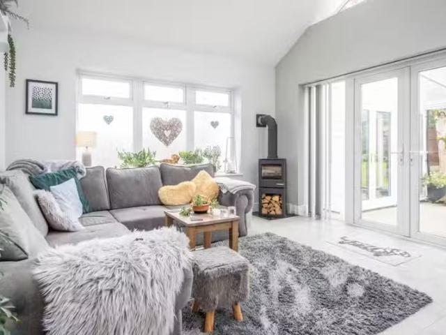 5 bedroom detached bungalow for rent in St. Neots Road, Hardwi.