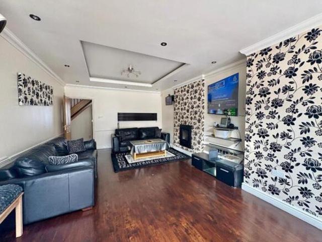 5 bedroom detached bungalow for sale in Waller Avenue, Luton, LU4