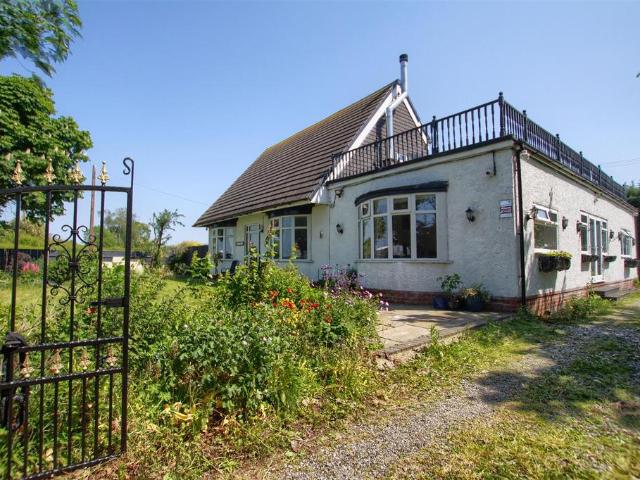 5 bedroom detached bungalow to rent