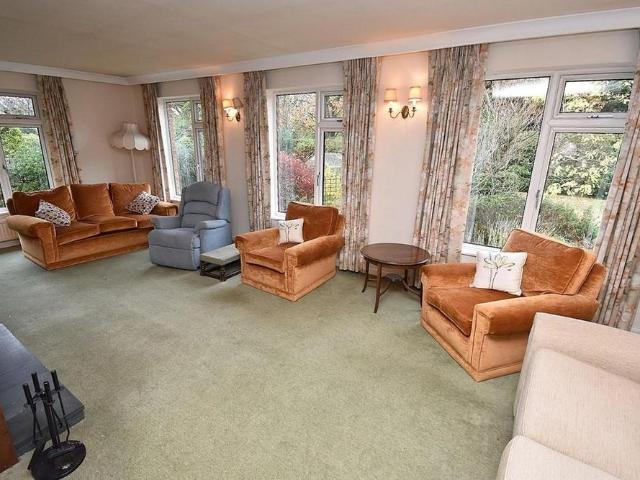5 bedroom detached bungalow to rent