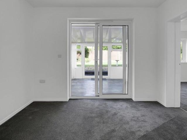 5 bedroom detached bungalow to rent