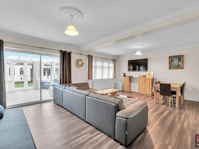 5 bedroom Detached bungalow to rent