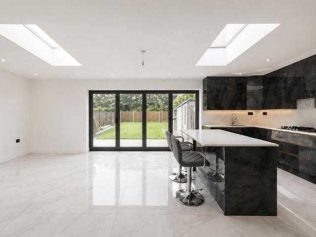 5 bedroom detached bungalow to rent