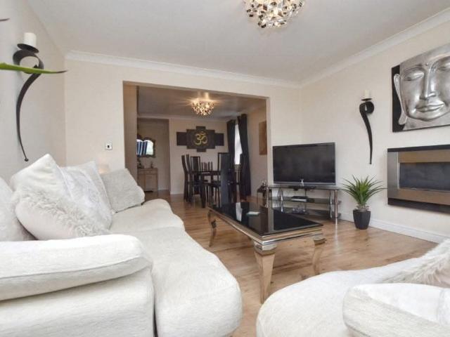 5 bedroom detached bungalow to rent