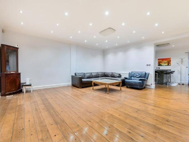 5 bedroom detached bungalow to rent