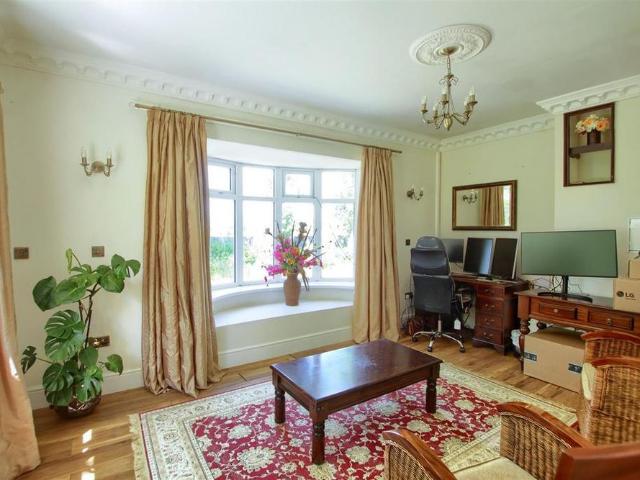5 bedroom detached bungalow to rent