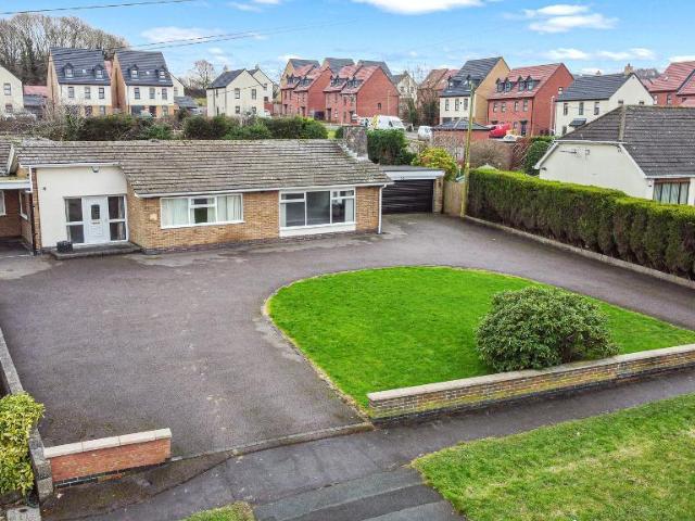 5 bedroom detached bungalow to rent