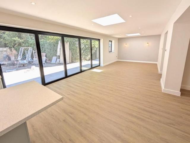 5 bedroom detached bungalow to rent
