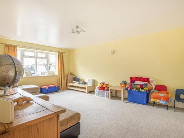 5 bedroom detached bungalow to rent