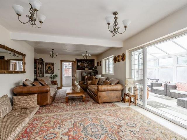 5 bedroom detached bungalow to rent