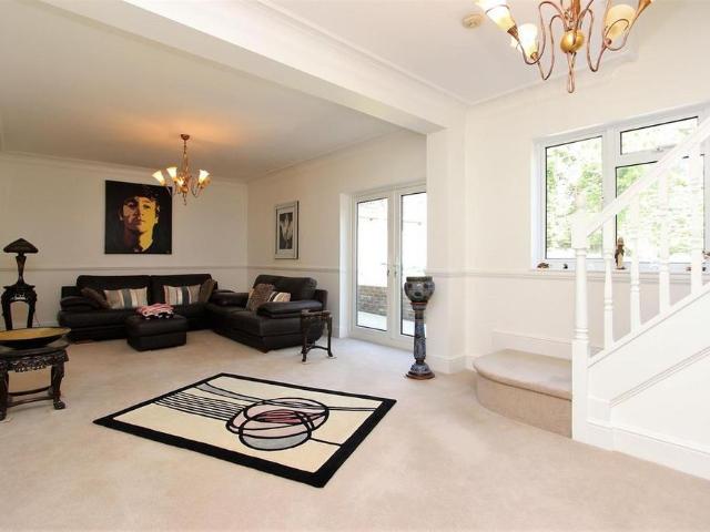 5 bedroom detached bungalow to rent