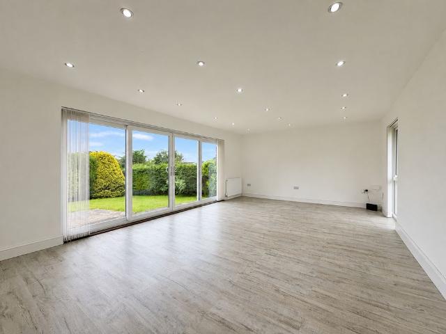 5 bedroom detached bungalow to rent