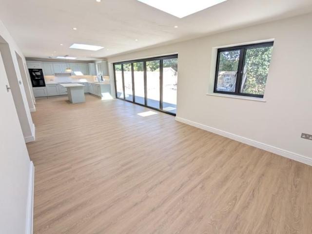 5 bedroom detached bungalow to rent
