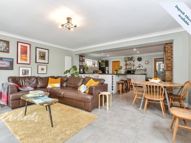 5 bedroom detached bungalow to rent