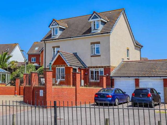 5 Bedroom Detached House