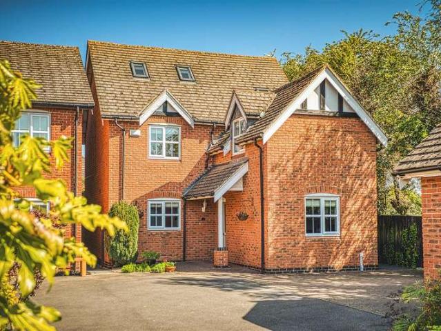 5 Bedroom Detached House