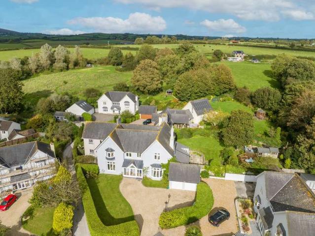 5 Bedroom Detached House