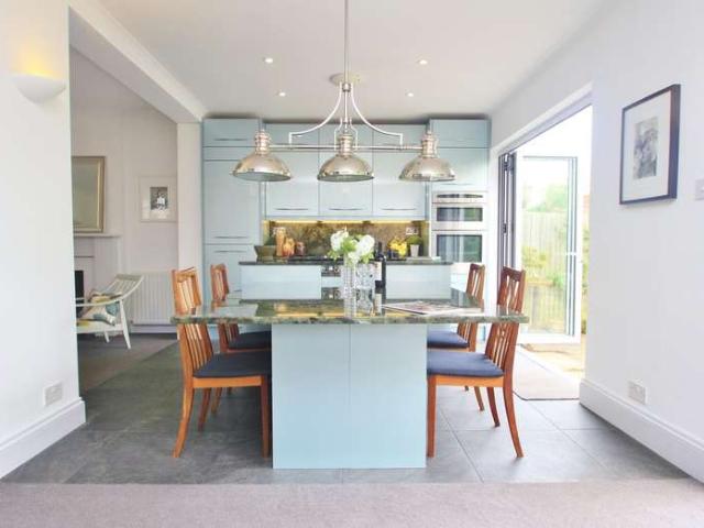 5 Bedroom Detached House