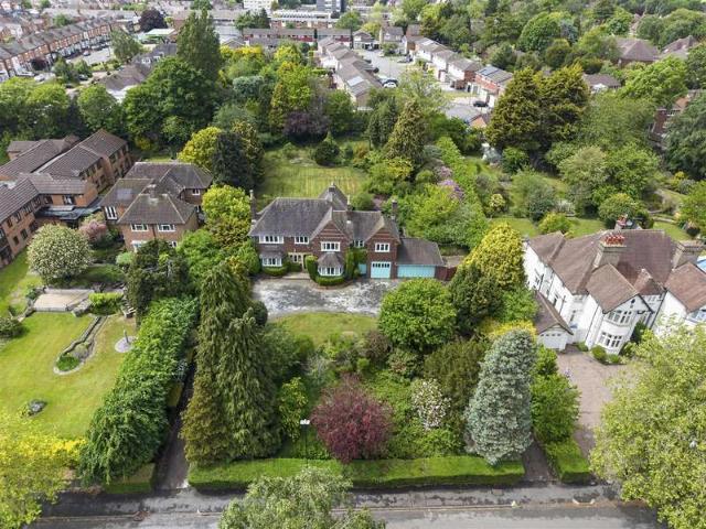 5 Bedroom Detached House