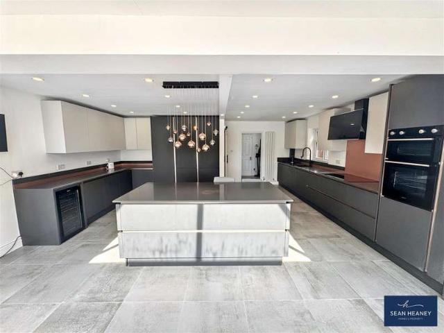 5 Bedroom Detached House