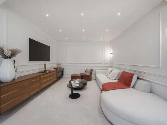5 Bedroom Detached House
