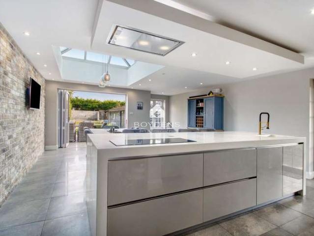 5 Bedroom Detached House