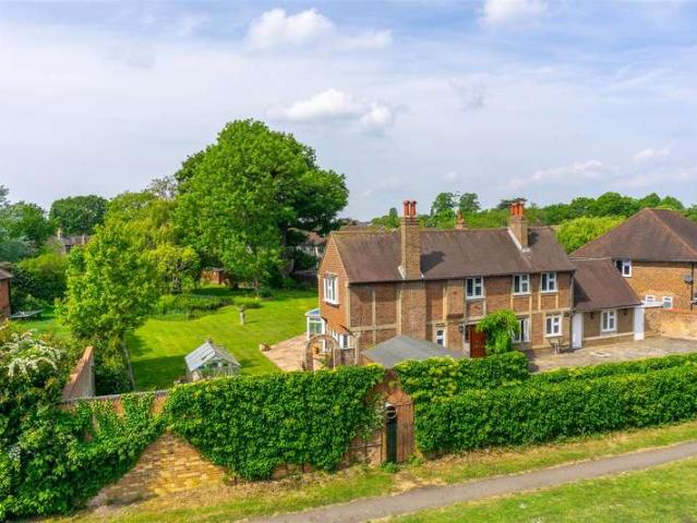 5 Bedroom Detached House