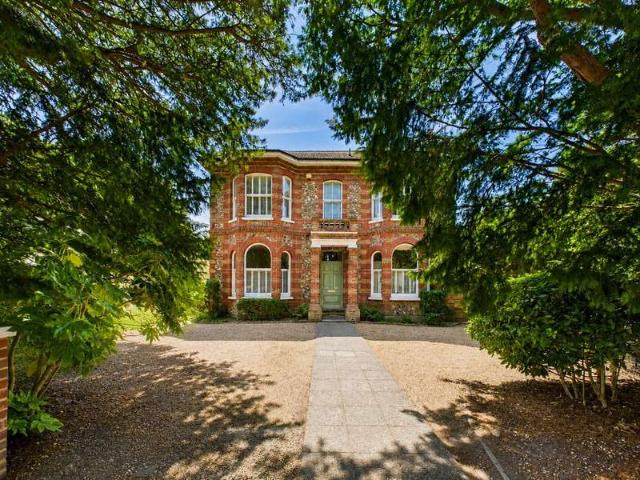 5 Bedroom Detached House