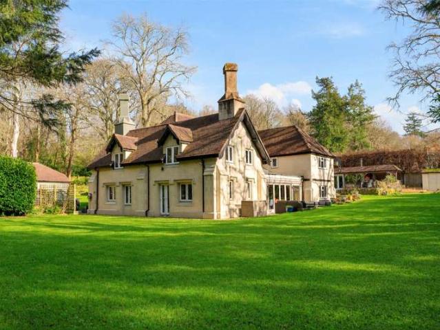 5 Bedroom Detached House