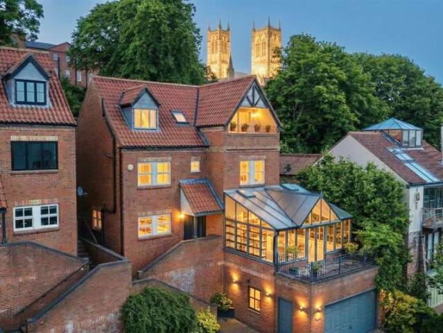 5 Bedroom Detached House