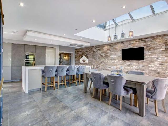 5 Bedroom Detached House