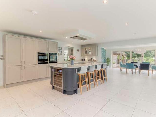 5 Bedroom Detached House