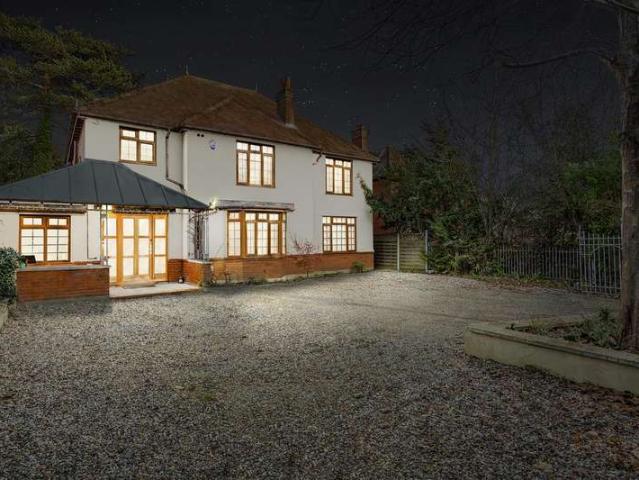 5 Bedroom Detached House