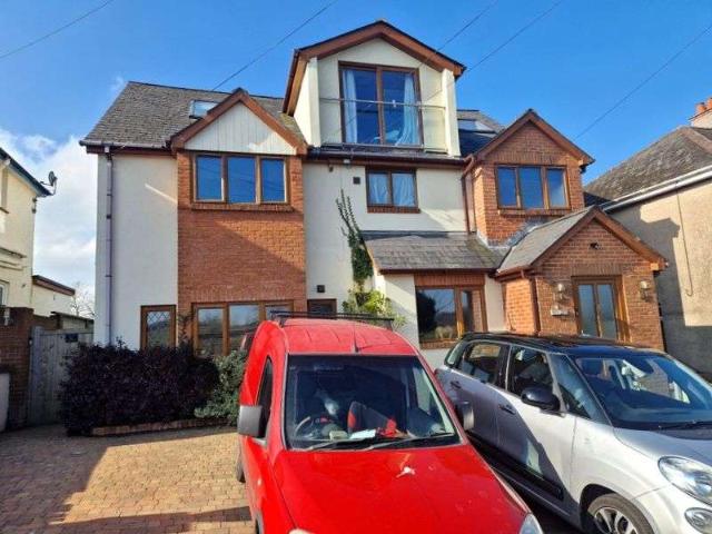 5 Bedroom Detached House