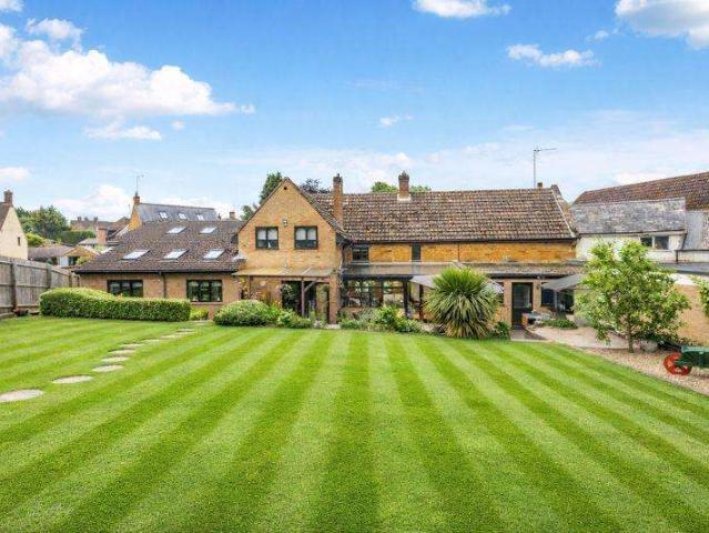 5 Bedroom Cottage House