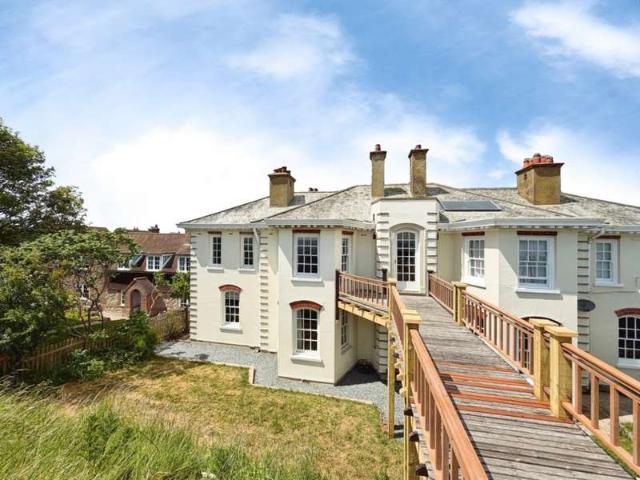 5 Bedroom Detached House