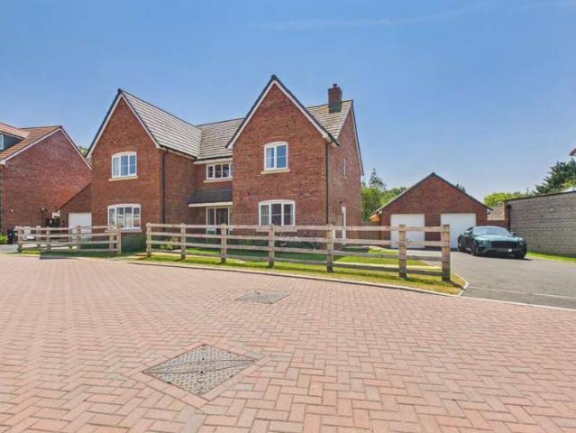 5 Bedroom Detached House