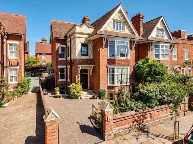 5 Bedroom Detached House