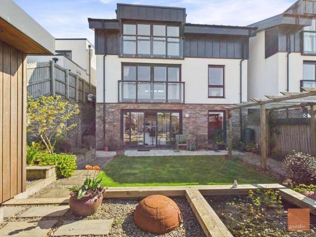 5 Bedroom Detached House
