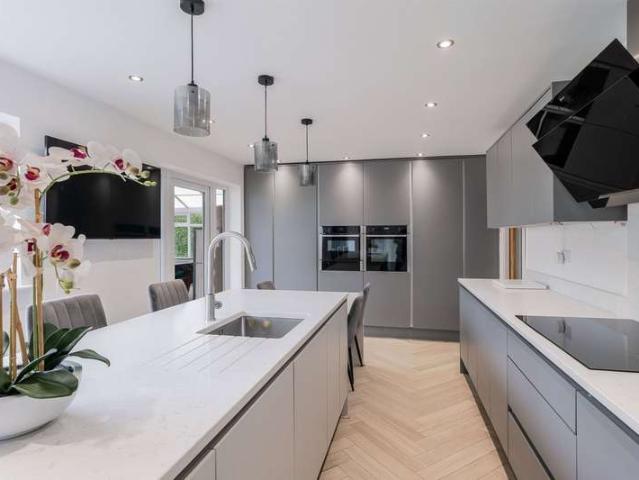 5 Bedroom Detached House