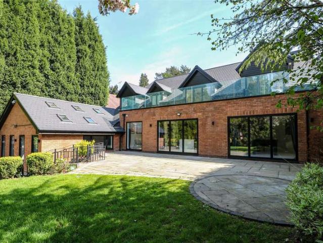 5 Bedroom Detached House