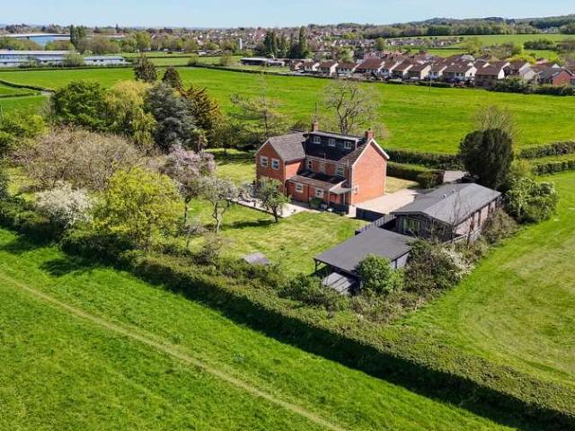 5 Bedroom Detached House