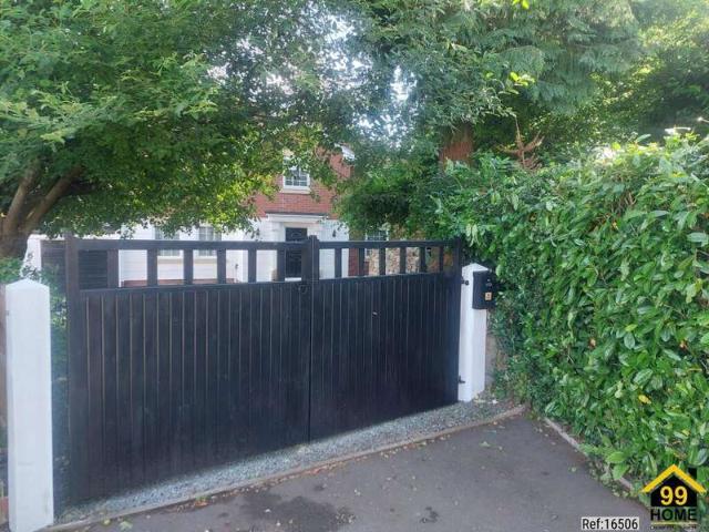 5 Bedroom Detached House