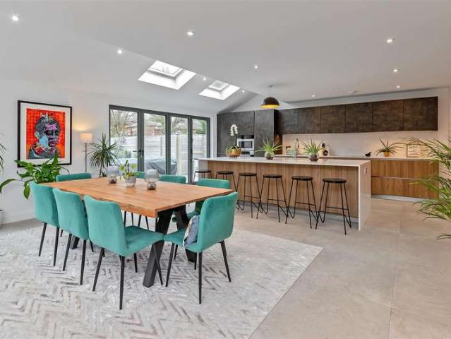 5 Bedroom Detached House