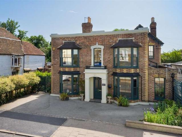 5 Bedroom Detached House