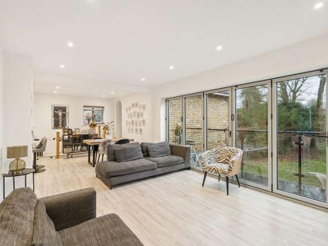 5 Bedroom Detached House