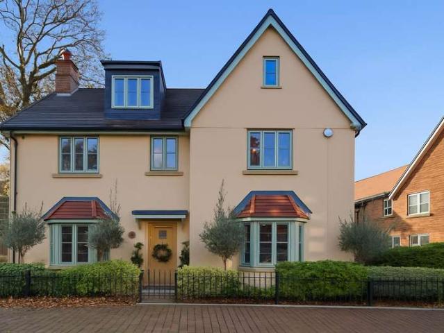 5 Bedroom Detached House
