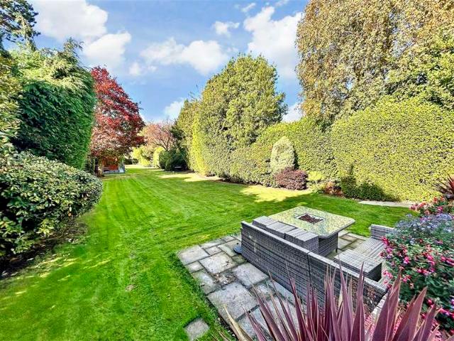 5 Bedroom Detached House