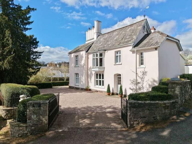 5 Bedroom Detached House