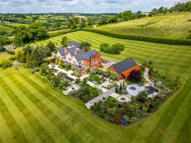 5 Bedroom Detached House